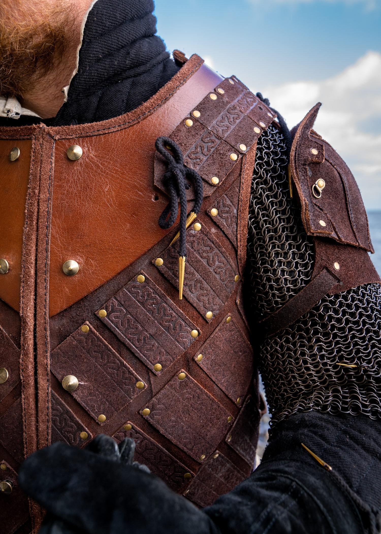Leather armor for torso with front loop The chest and back are bord...